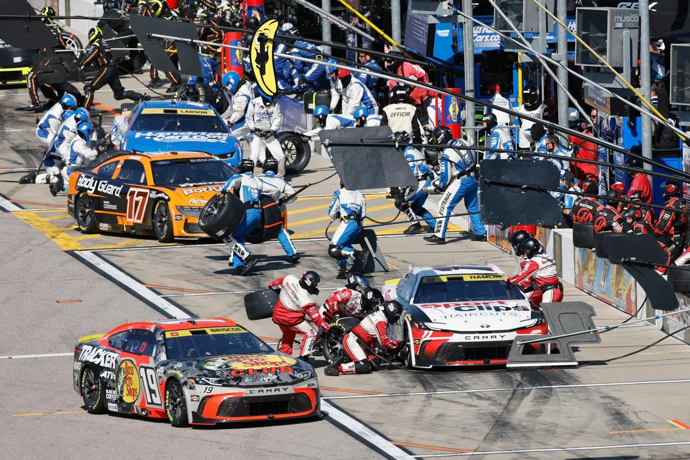 Chase Elliott’s Bold Move Doors Hamlin to Win at Kansas