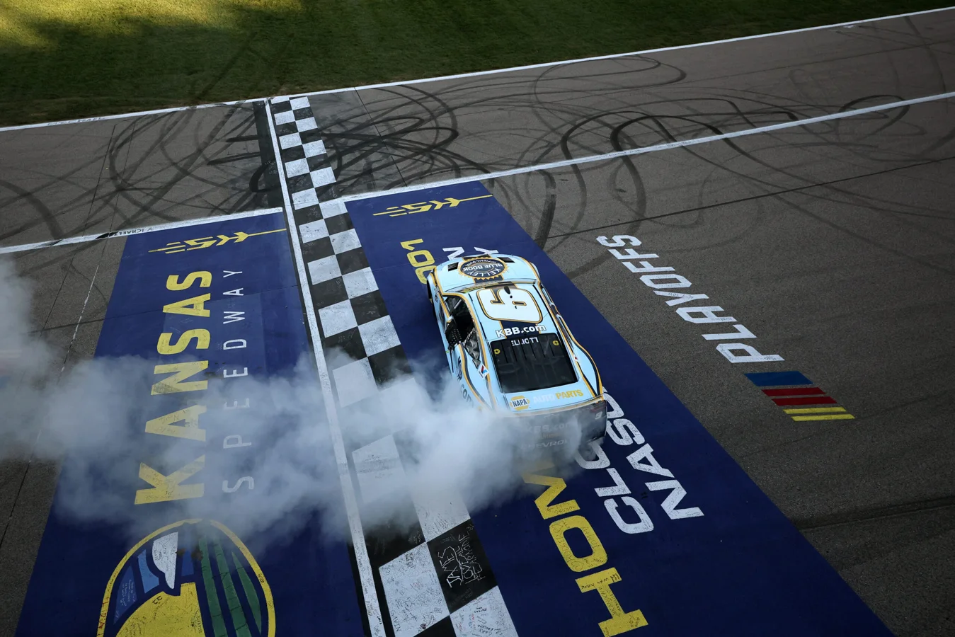 Chase Elliott Edges Denny Hamlin in Hollywood Casino Win